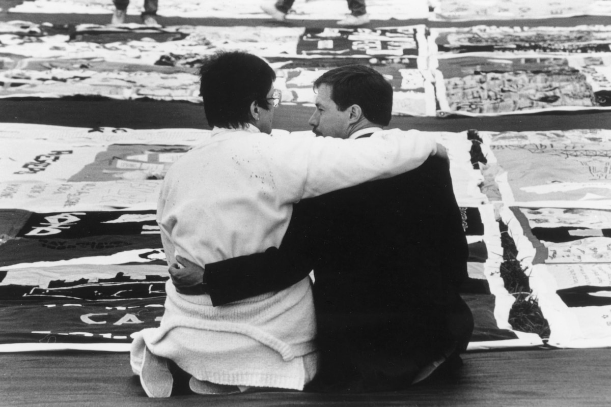 Watch Common Threads: Stories From the Quilt | TCM